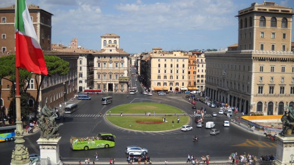 Choinka bez igieł na Placu Weneckim świąteczną atrakcją Rzymu - Polska ...