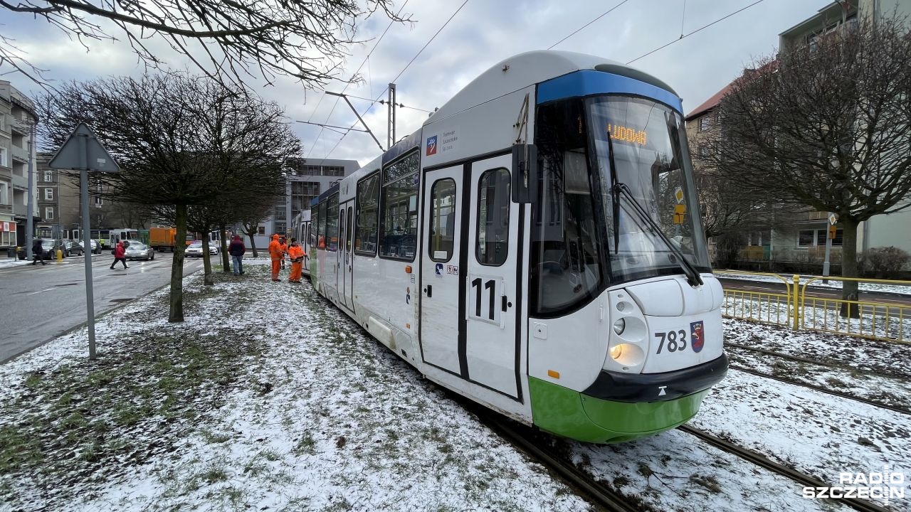 Wykolejony tramwaj na ul. Parkowej [ZDJĘCIA] - Region - Radio Szczecin