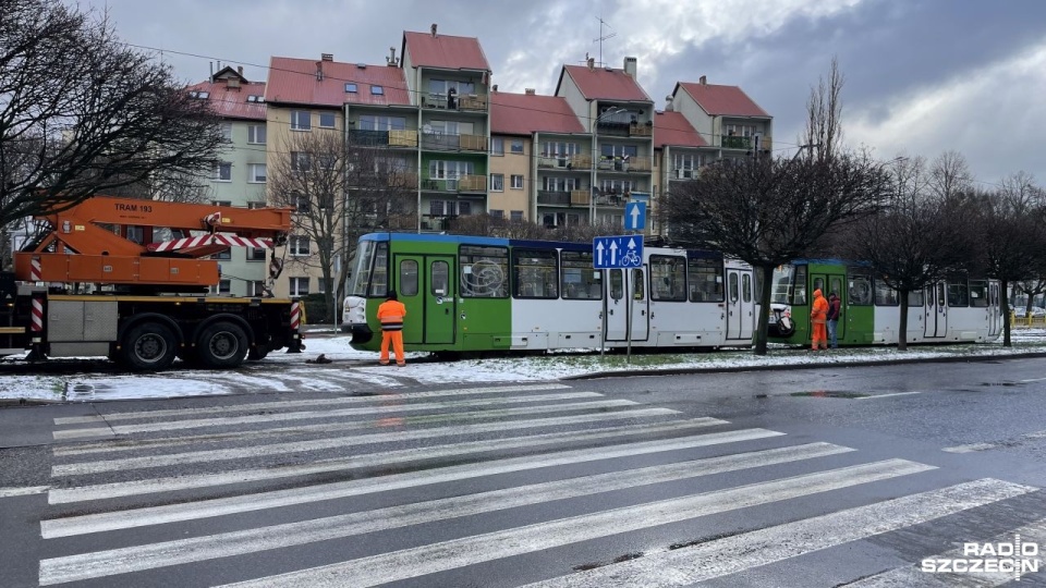 Wykolejony tramwaj na ul. Parkowej [ZDJĘCIA] - Region - Radio Szczecin
